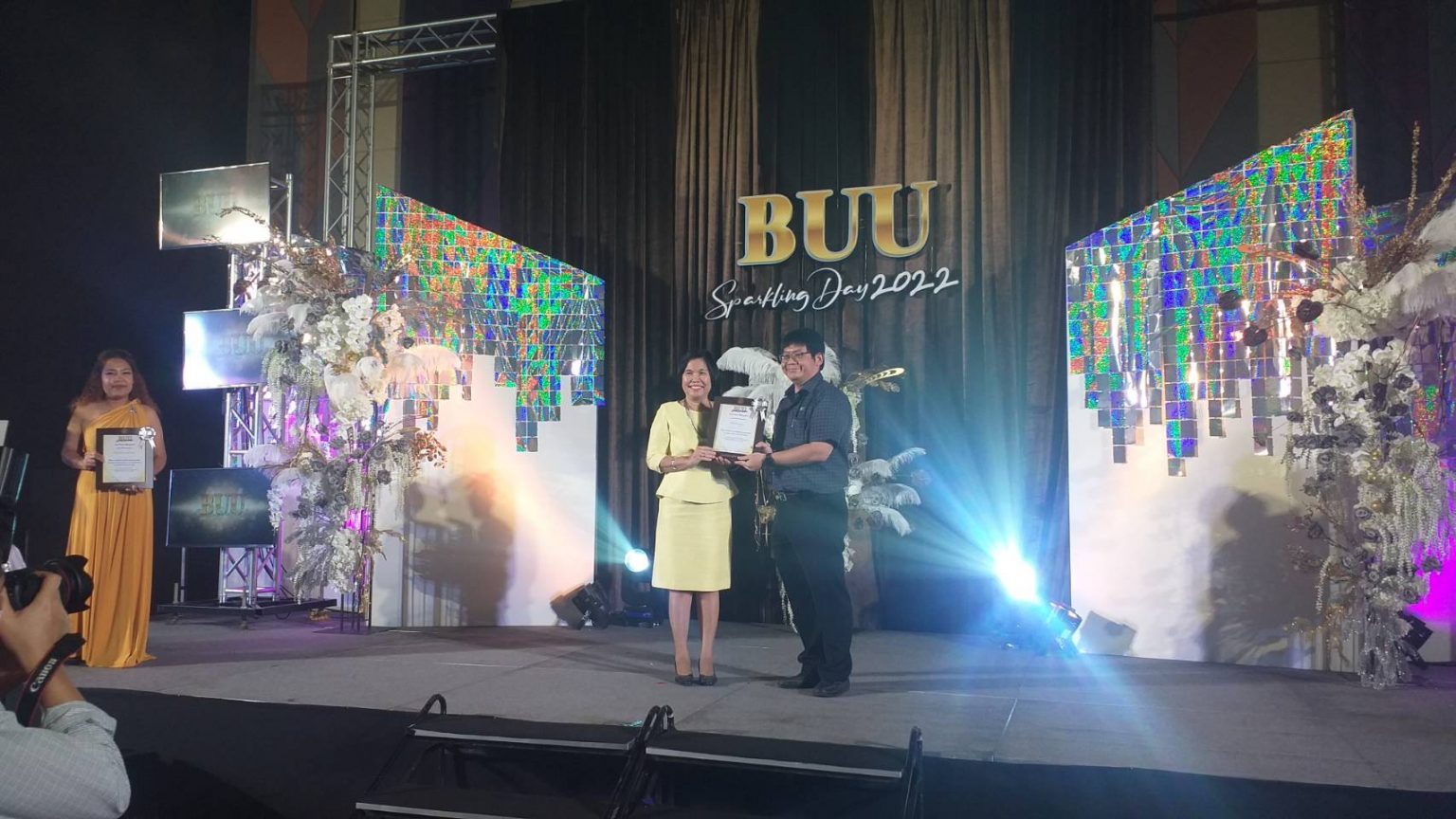 The Director of BUU Library Received “Thank You Award for the Academic ...